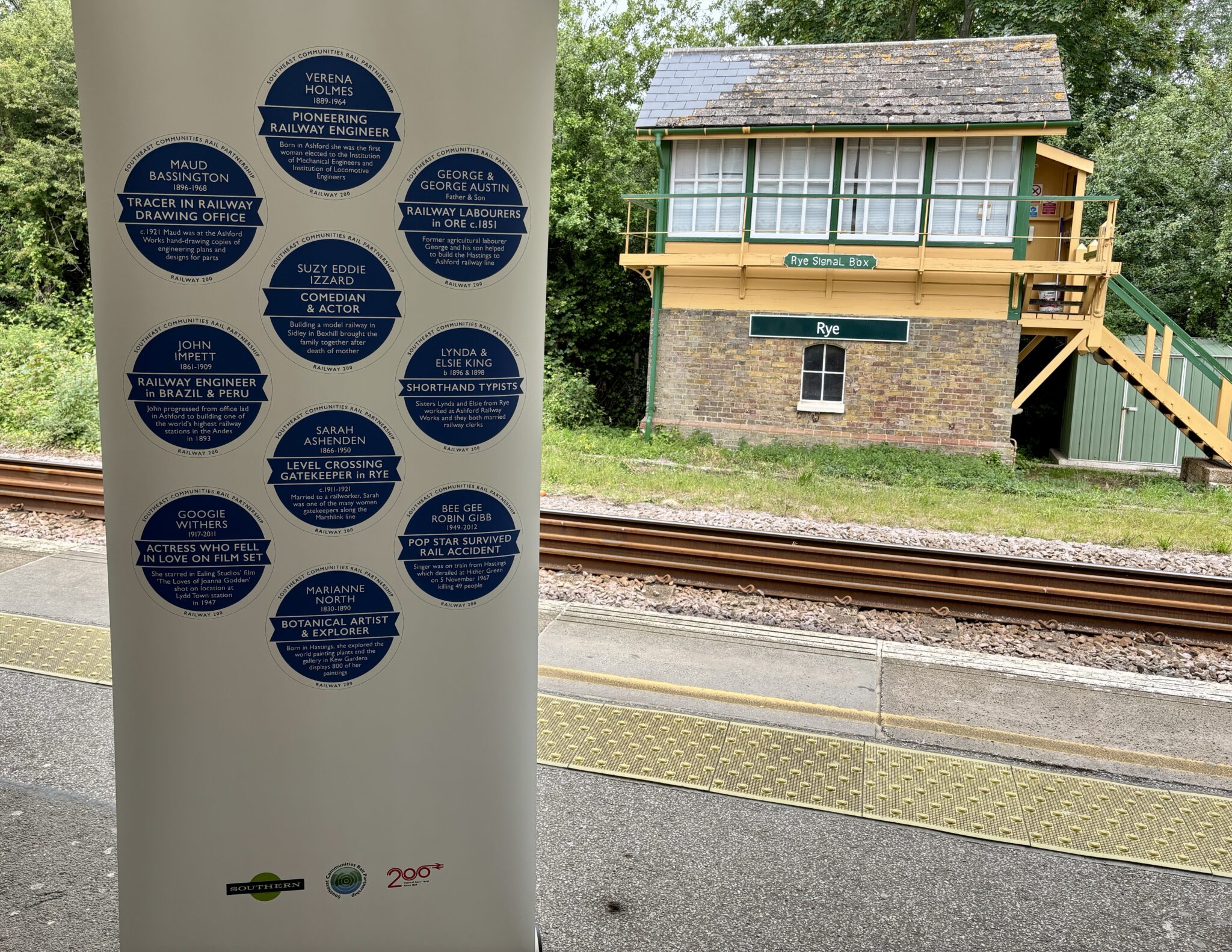 Blue plaques unveiled to commemorate Marshlink Line railway connections ...